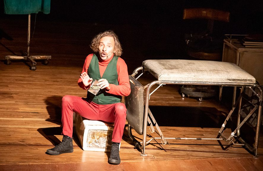 El actor Fabián Vena se presentó en la Sala Piazzolla con una comedia ...