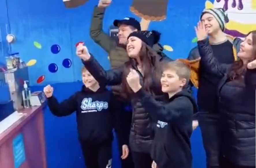 Los Sharpe: Una familia "yankee" que pide helado cantando | Infocielo