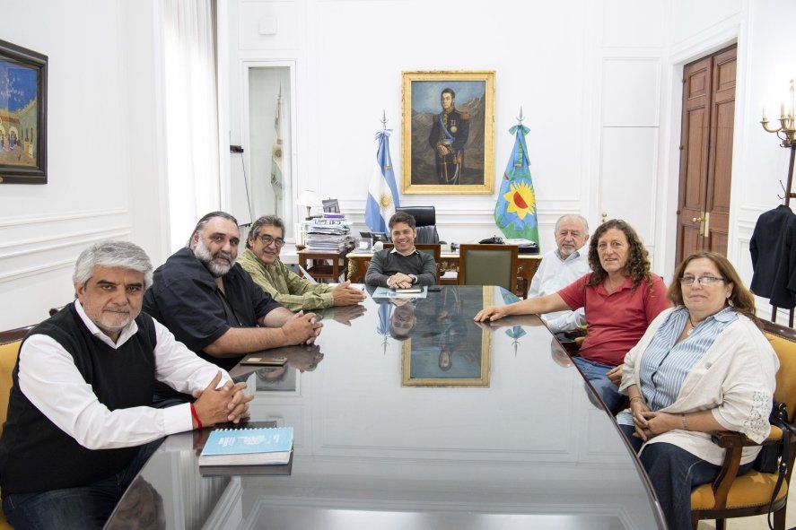 Baradel y De Isasi desafían a Cristina y se abrazan a Axel Kicillof ...