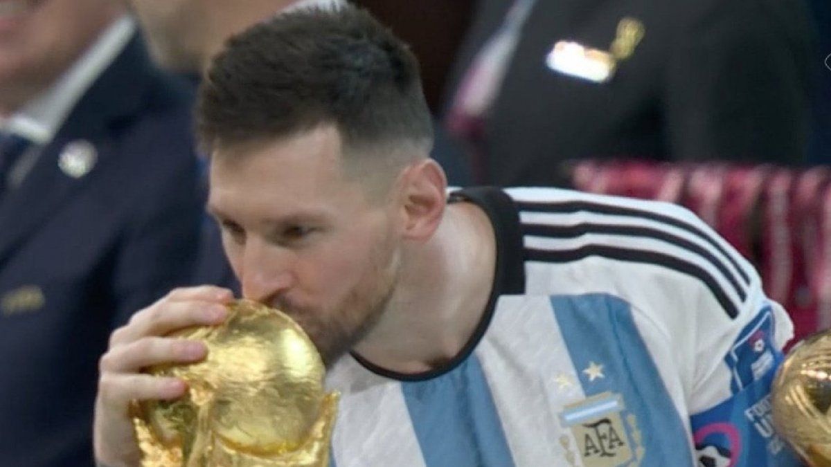 El beso de Lionel Messi a la Copa del Mundo | Infocielo