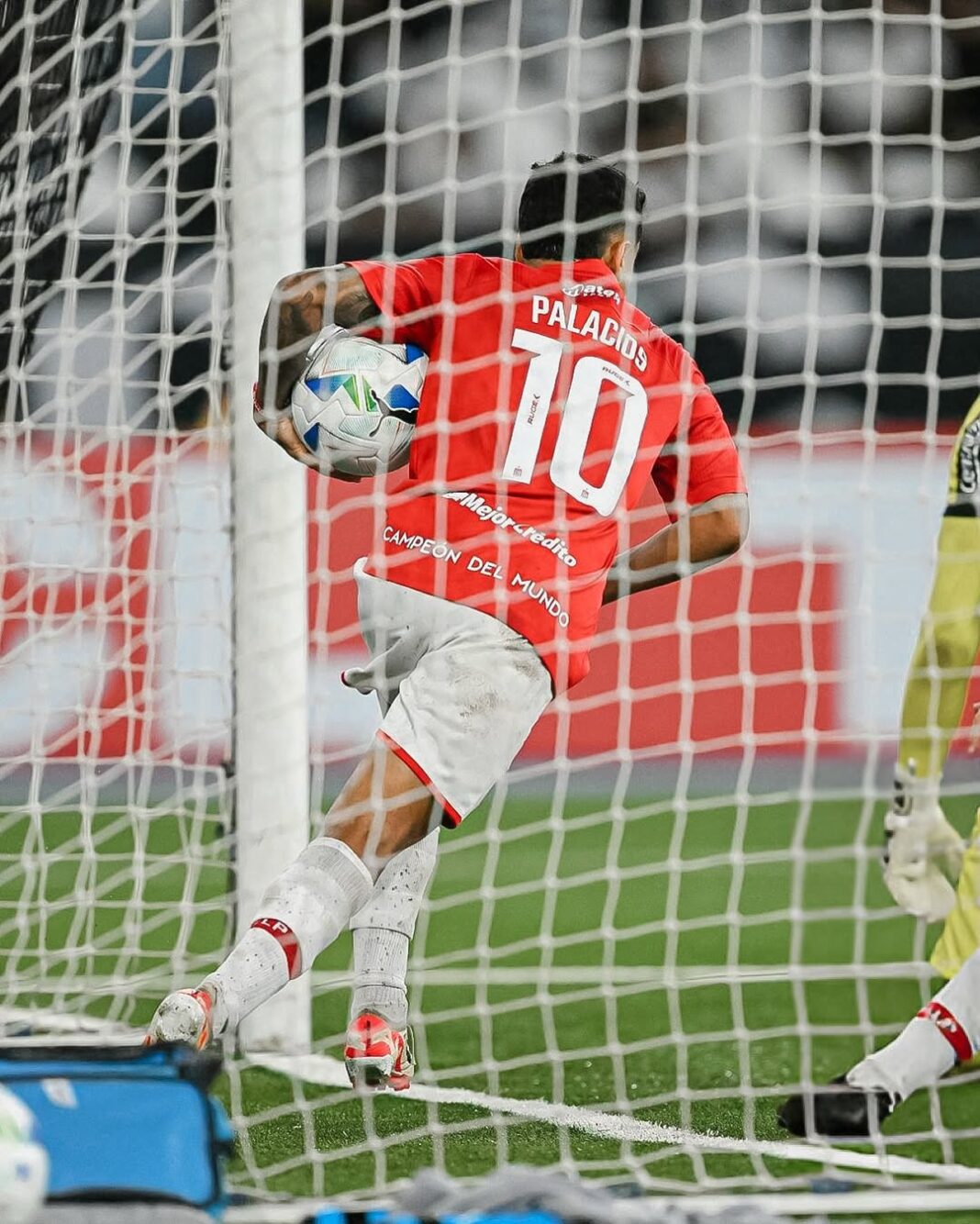 Un grande de Portugal sigue de cerca a Tiago Palacios, el jugador a ...